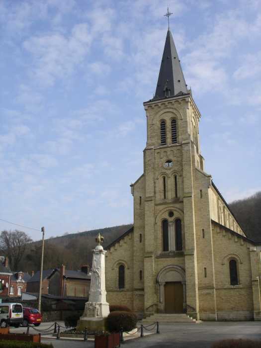 Malaunay - L'église Saint-Nicolas et le monument aux morts